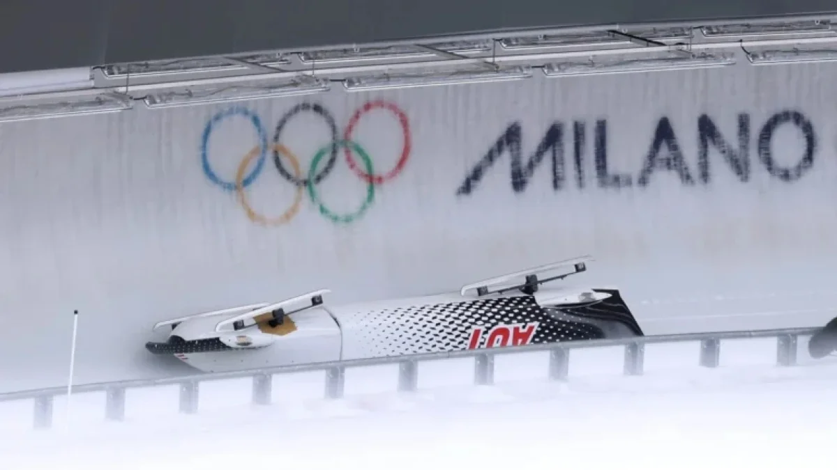 Olympic 4-Man Bobsled: Three Sleds Tip at Same Turn - El-Balad.com