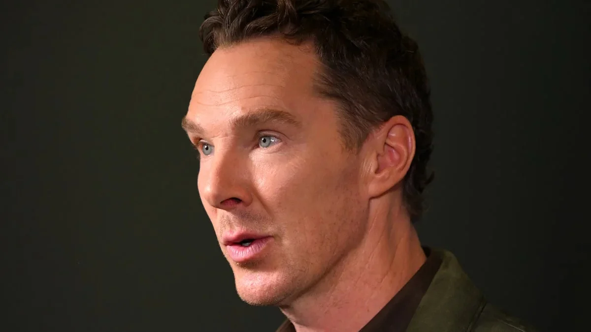 Benedict Cumberbatch Faces 10 Minute Row Near King S Cross Cyclist El
