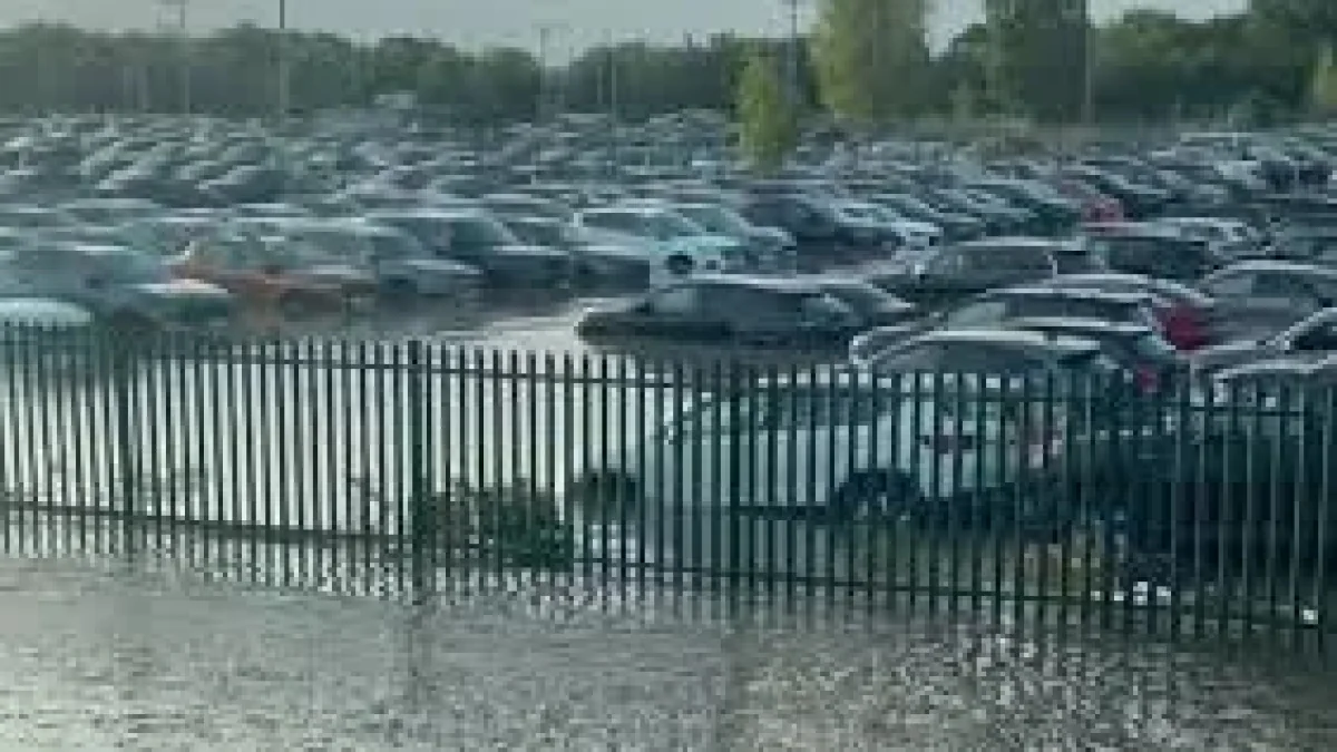 Heathrow Floods Hundreds of Cars After Water Issue - El-Balad.com
